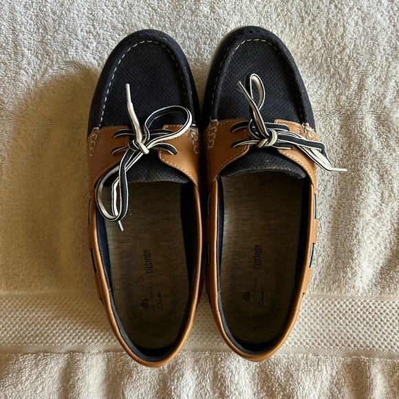 Shoes | Clarks Classic Looking Boat Shoe In Brown And Navy | Poshmark